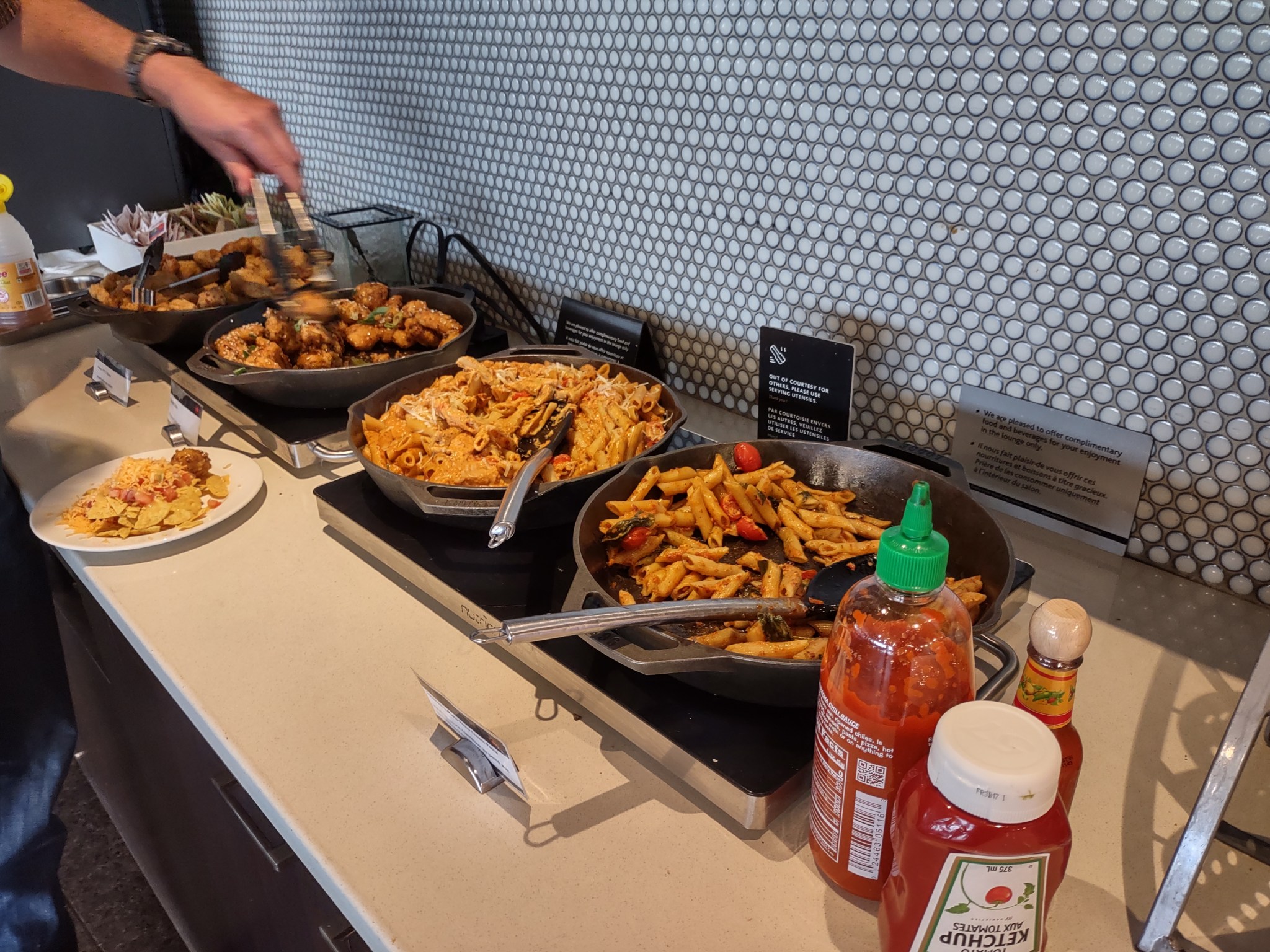 Lounge Review: Air Canada Maple Leaf Lounge | Toronto YYZ | Terminal 1 ...