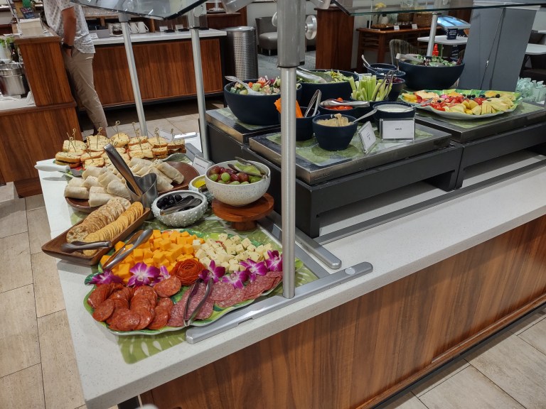 Lounge Review: Delta Sky Club | Honolulu (HNL) Terminal 2 (2023) – Bun ...